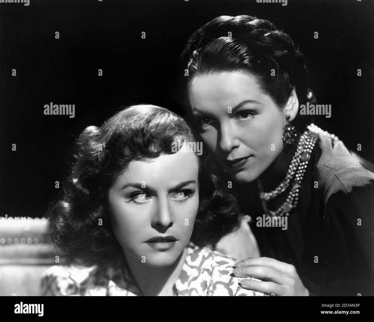 PAULETTE GODDARD and GALE SONDERGAARD in THE CAT AND THE CANARY 1939 ...
