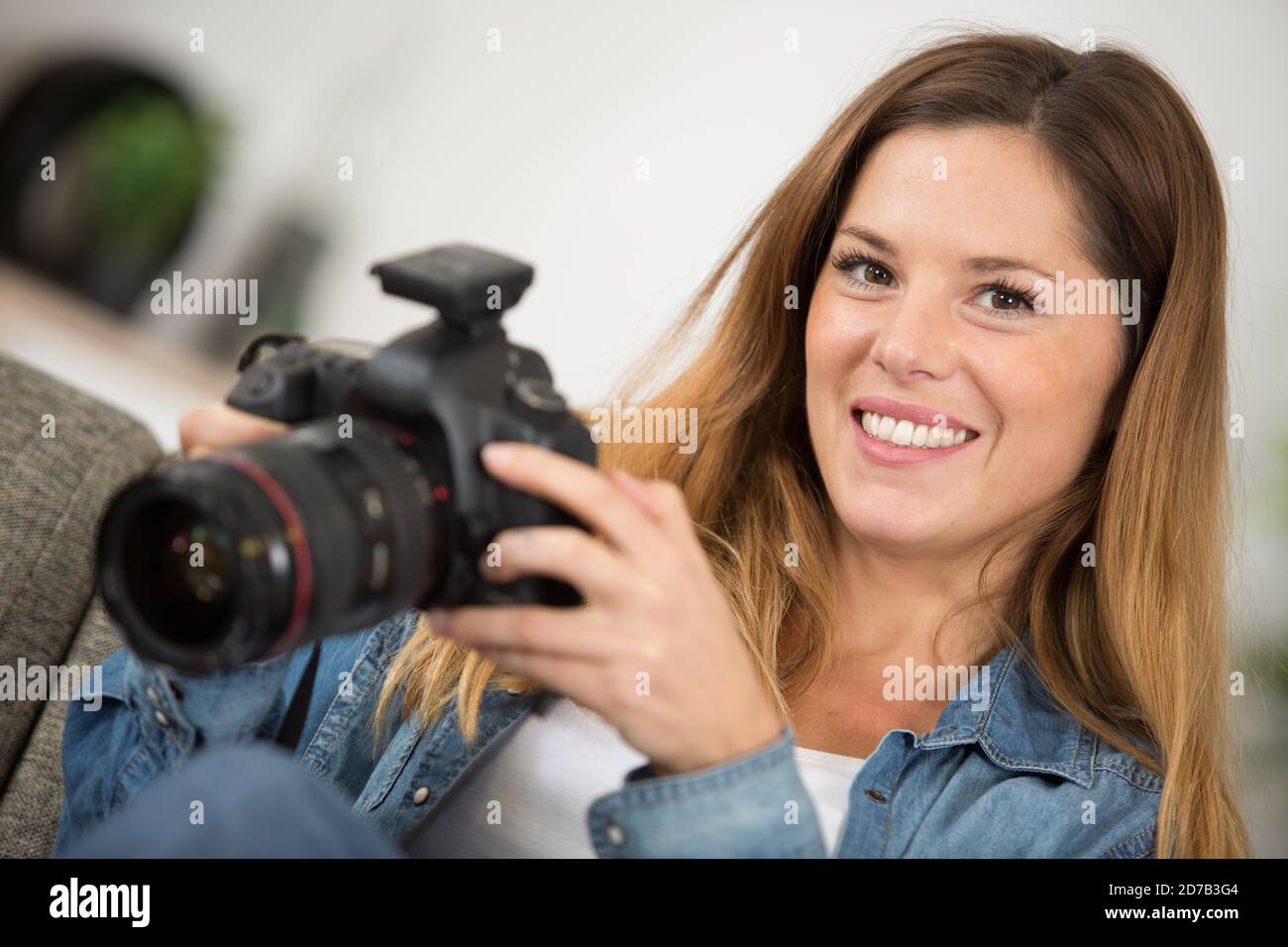 woman photographer takes images with dslr camera Stock Photo - Alamy