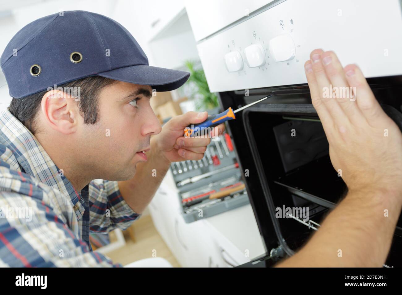 Male worker installing oven hi-res stock photography and images - Alamy