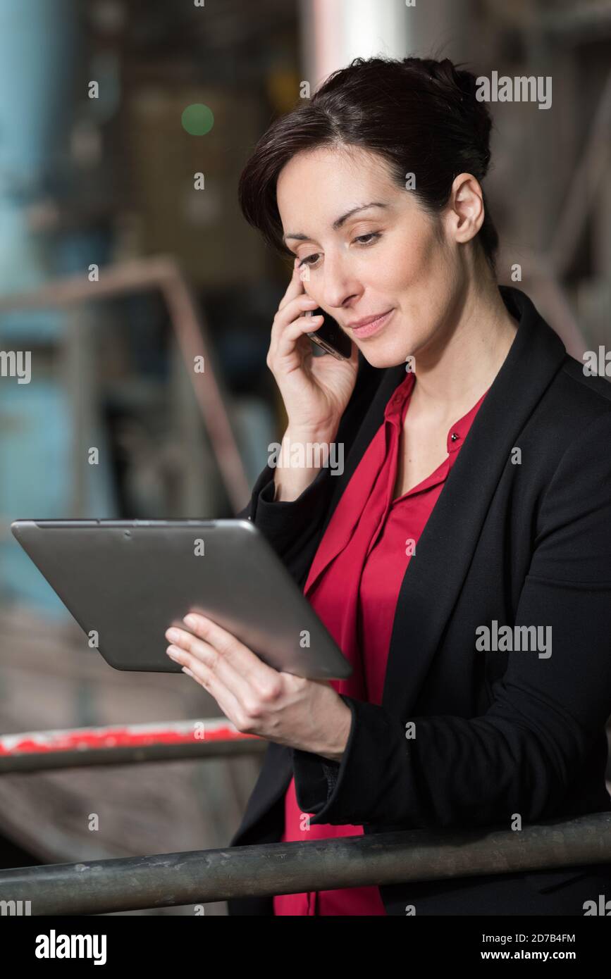 Warehouse manager using tablet hi-res stock photography and images - Alamy