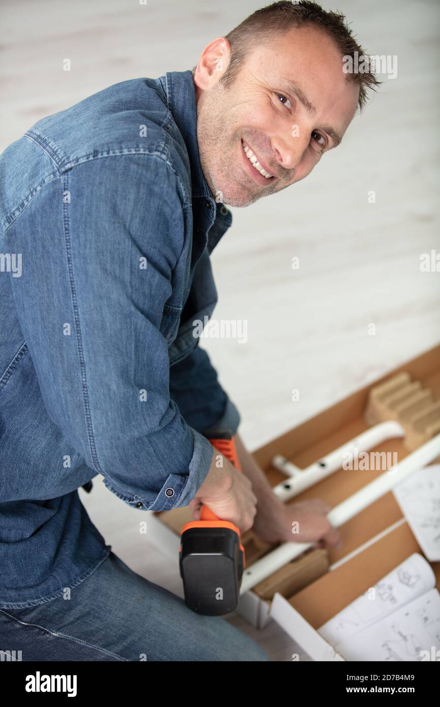 Putting up shelf diy hi-res stock photography and images - Alamy