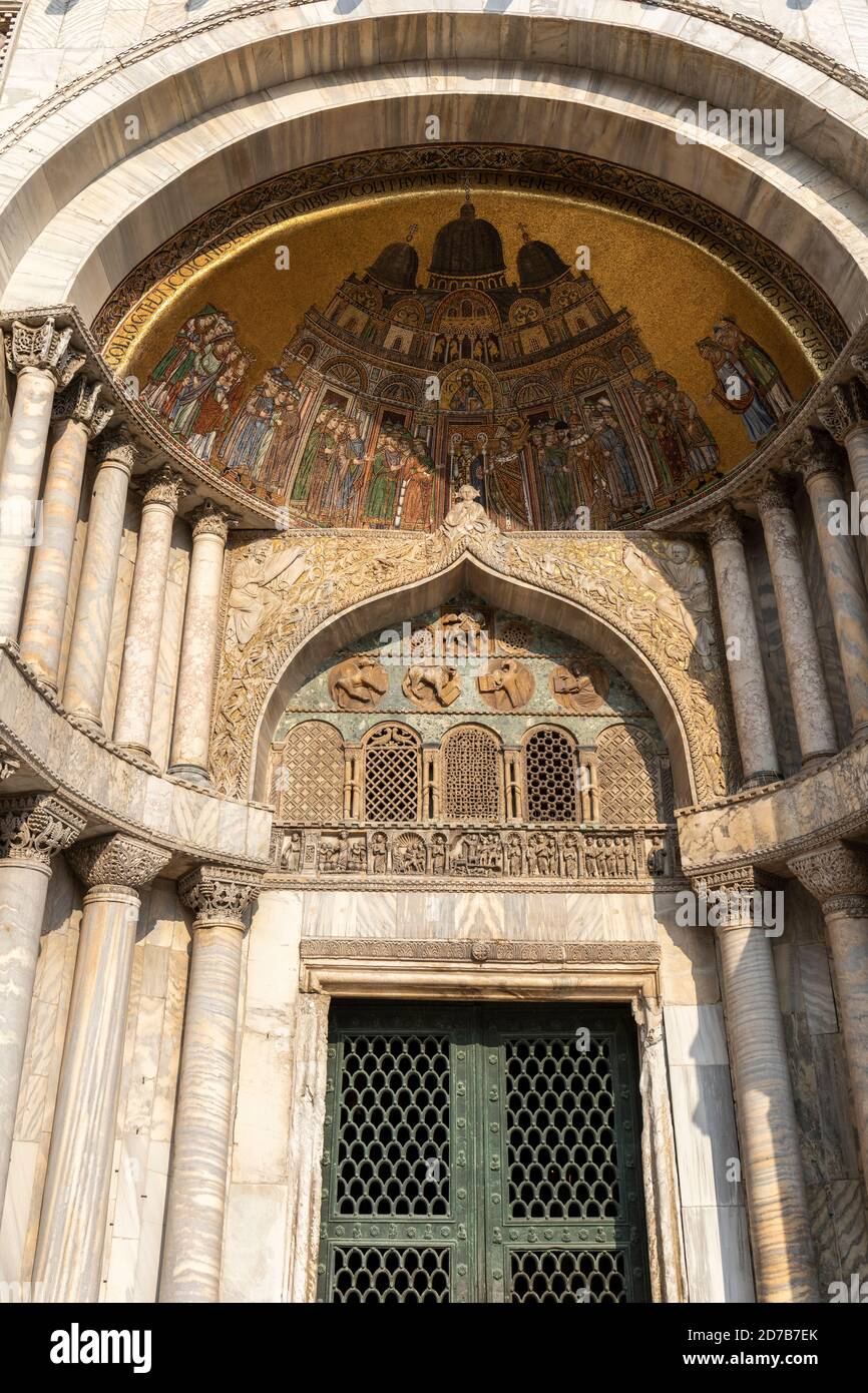 San alipio facade door hi-res stock photography and images - Alamy