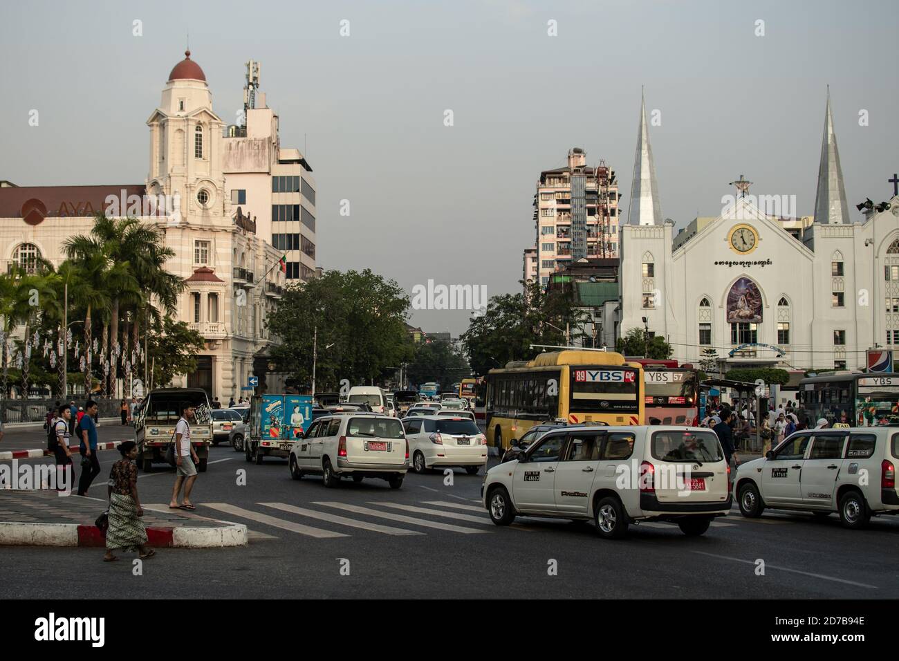 Sule pagoda in busy downtown yangon hi-res stock photography and images ...