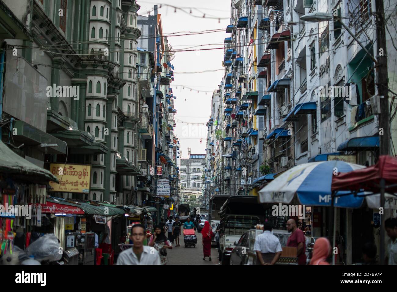 Everyday life in myanmar market hi-res stock photography and images - Alamy
