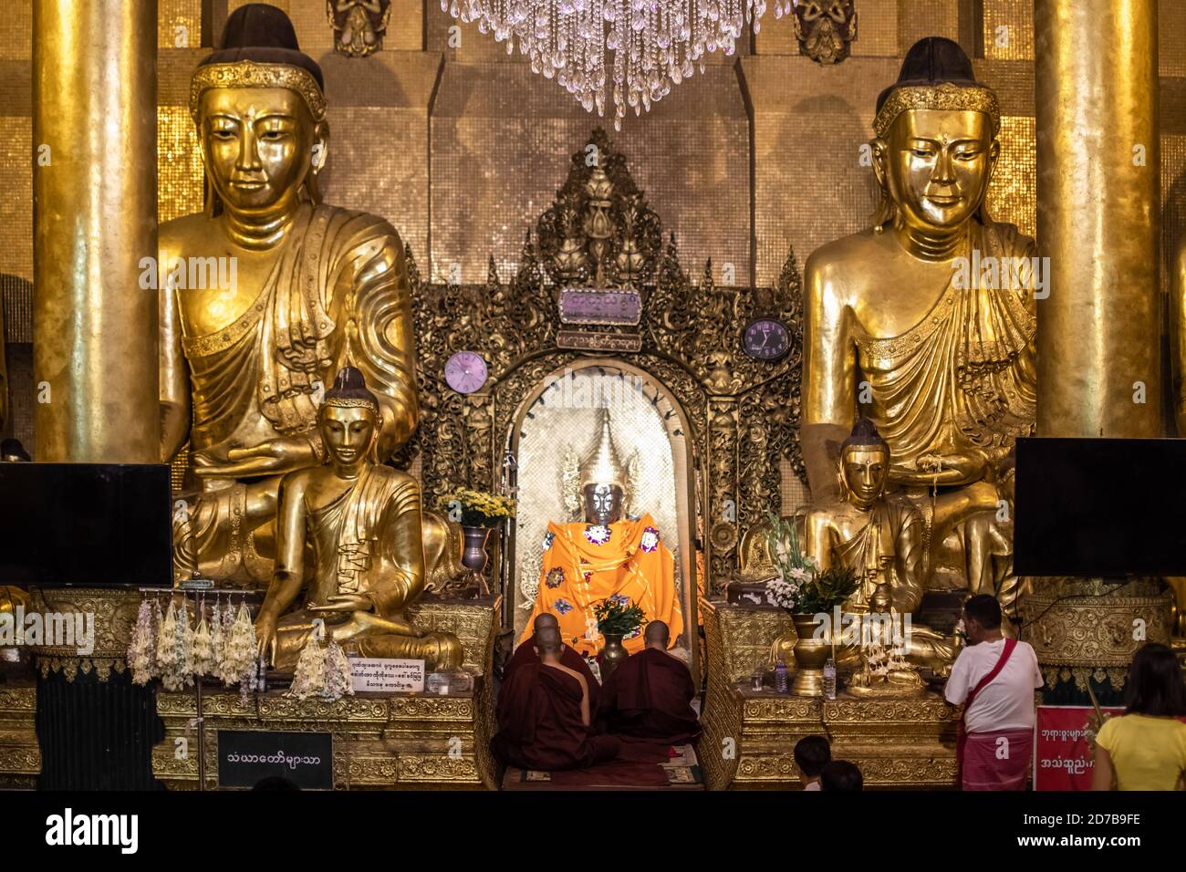 Golden buddhist monk statues hi-res stock photography and images - Alamy