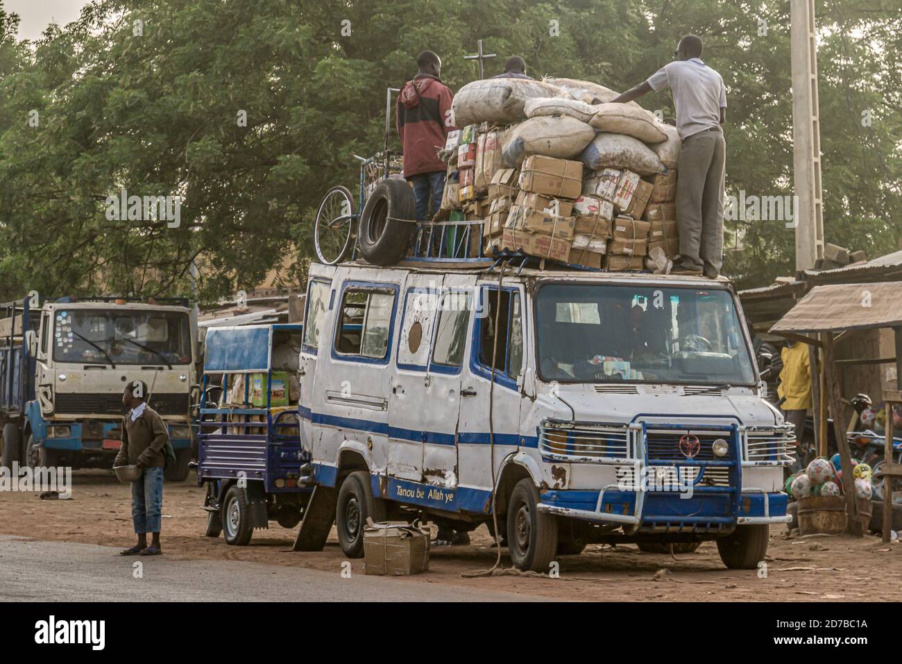 Fully loaded bus truck, transportation, Niger Stock Photo - Alamy