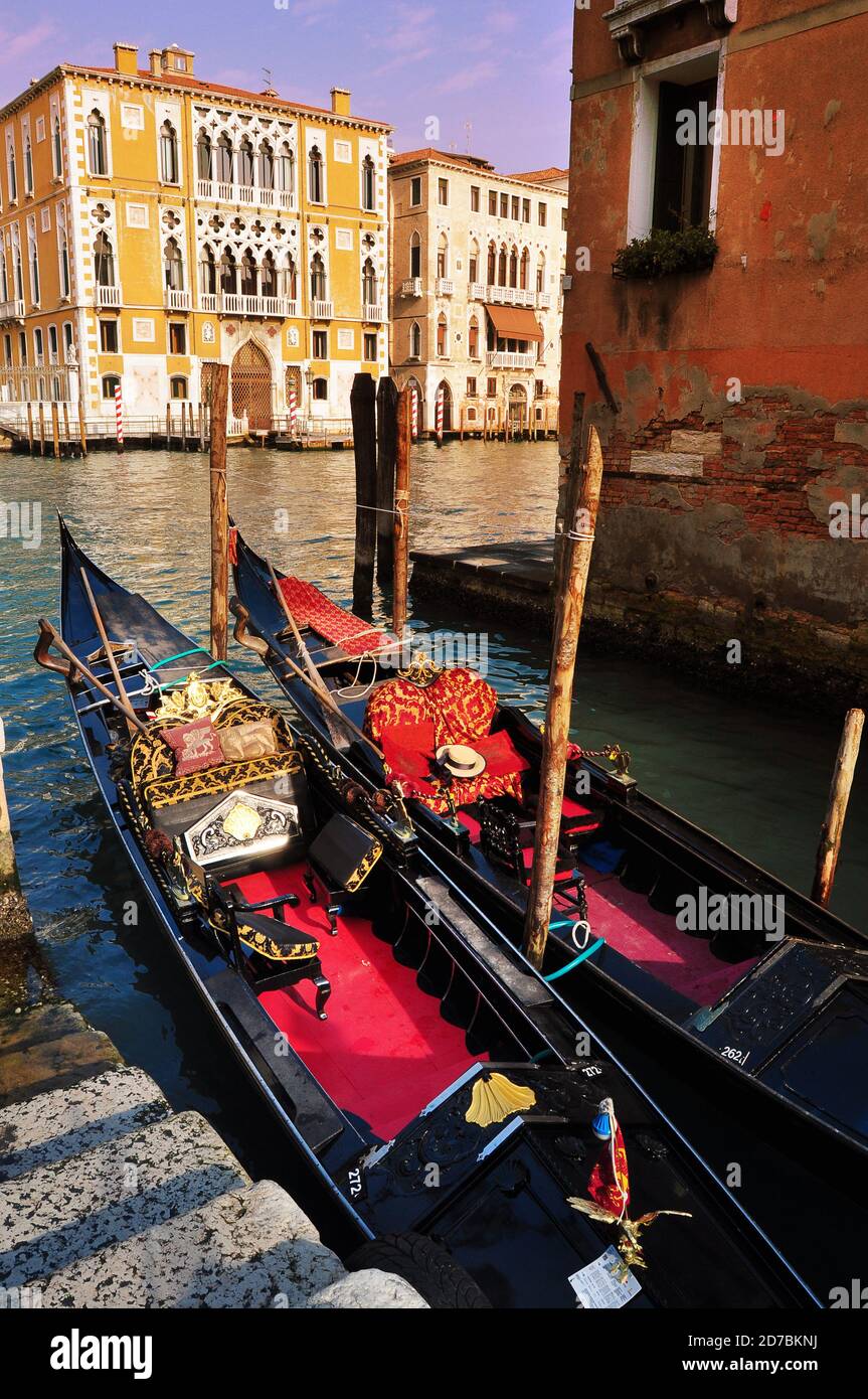 Gondolier row his gondola hi-res stock photography and images - Alamy