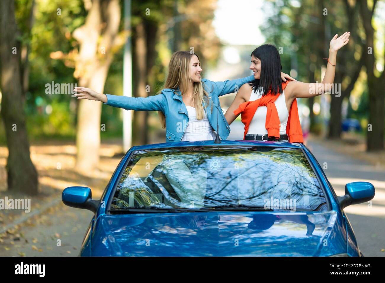 Two happy women in a convertible hi-res stock photography and images ...
