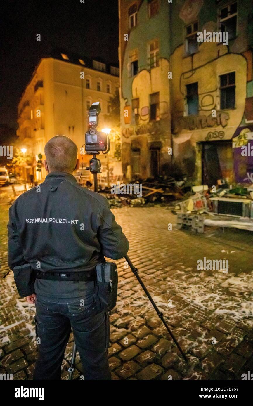 Crime scene photographer hi-res stock photography and images - Alamy