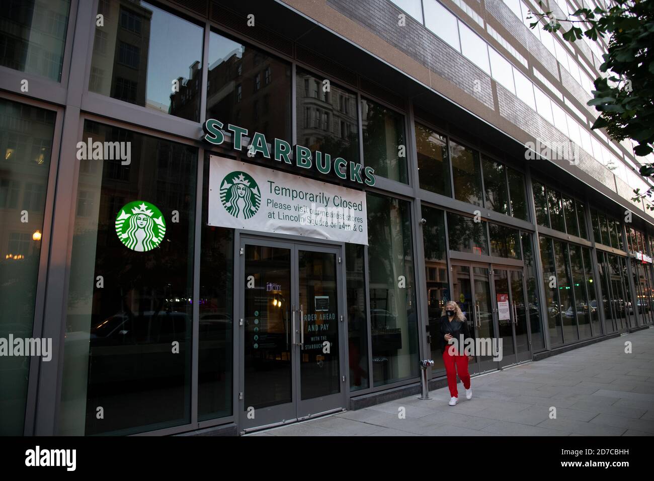 Starbucks storefront hi-res stock photography and images - Alamy