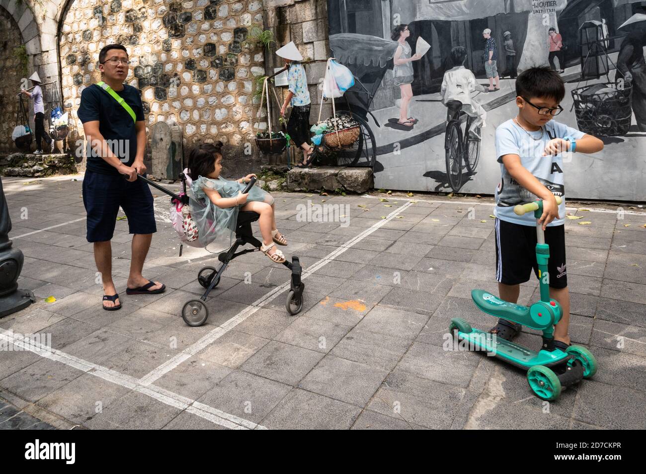 Vietnamese father and his children at Pho Bich Hoa Phung Hung, Hanoi ...