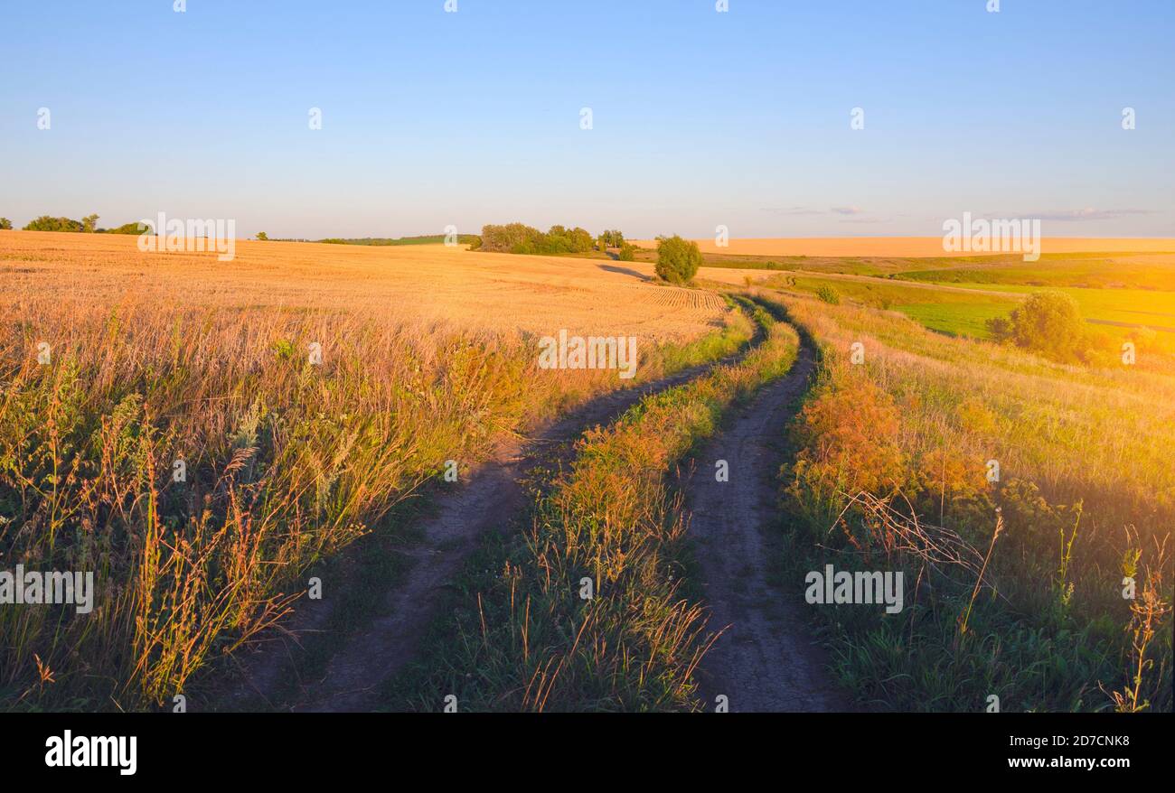 Land road setting hi-res stock photography and images - Alamy