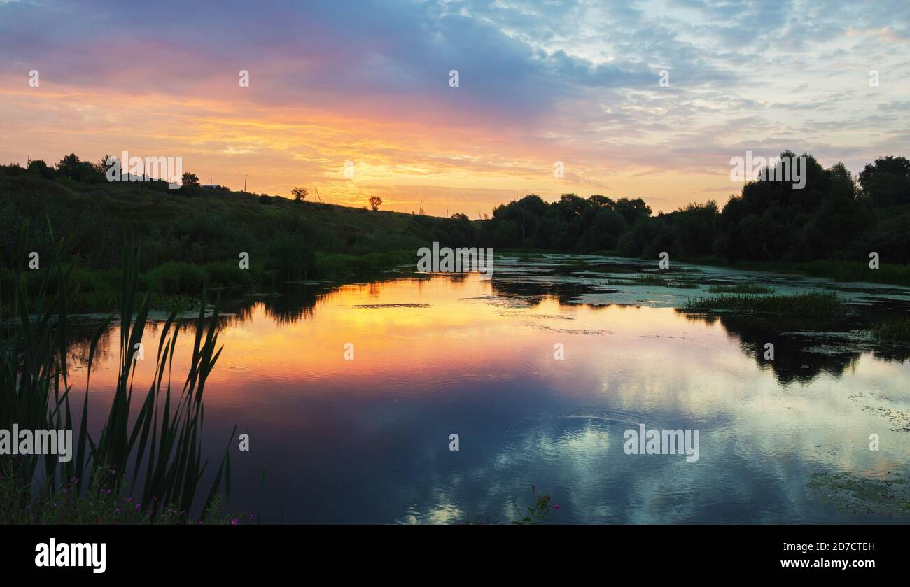 Purple sky over water hi-res stock photography and images - Alamy
