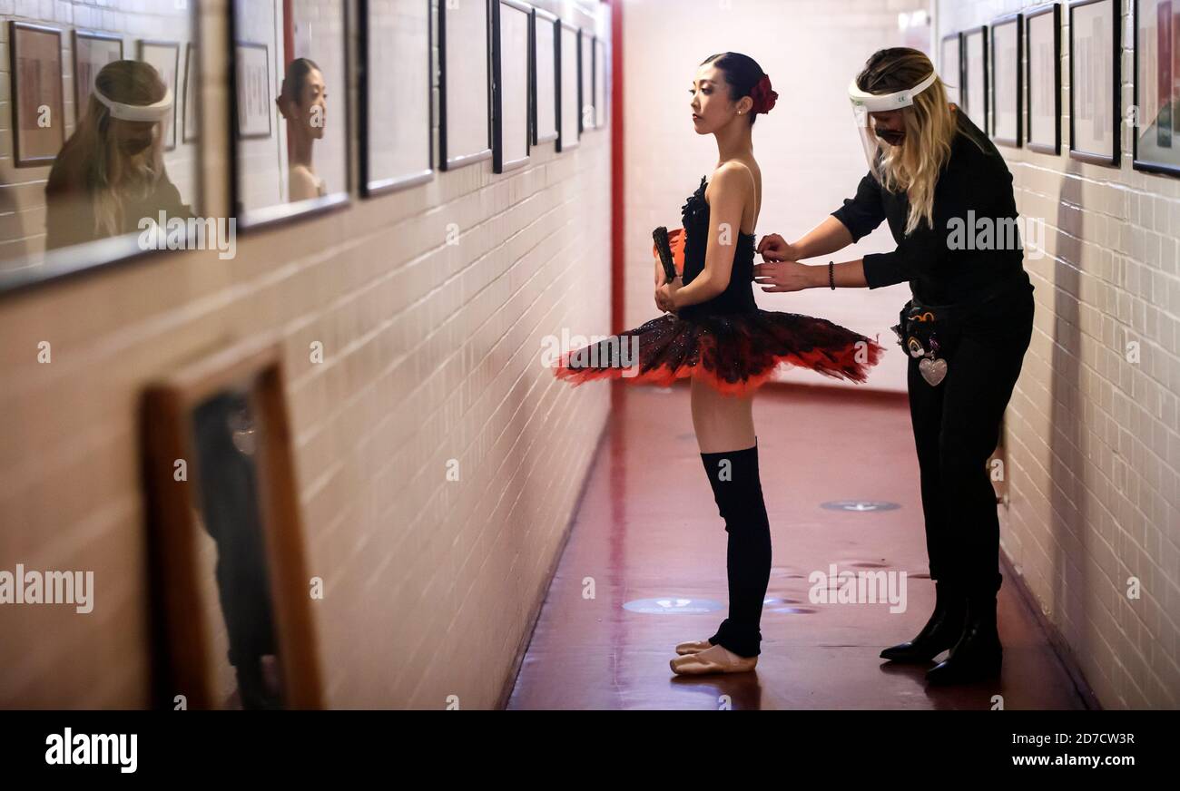 Ballerina in dressing room hi-res stock photography and images - Alamy