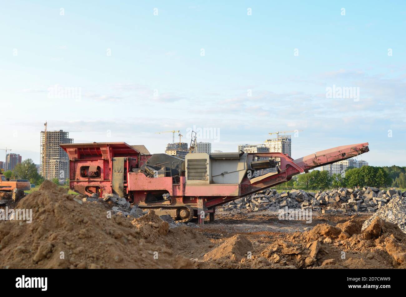 Mobile Stone Jaw crusher machine for crushing concrete into gravel and ...