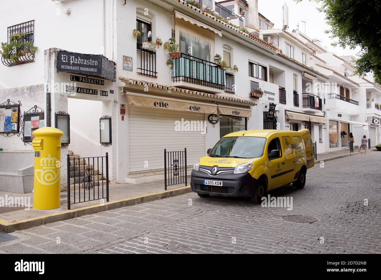 Yellow mail van hi-res stock photography and images - Alamy