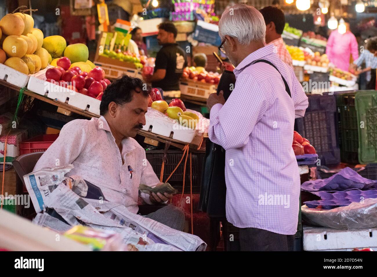 Casual shopkeeper hi-res stock photography and images - Alamy