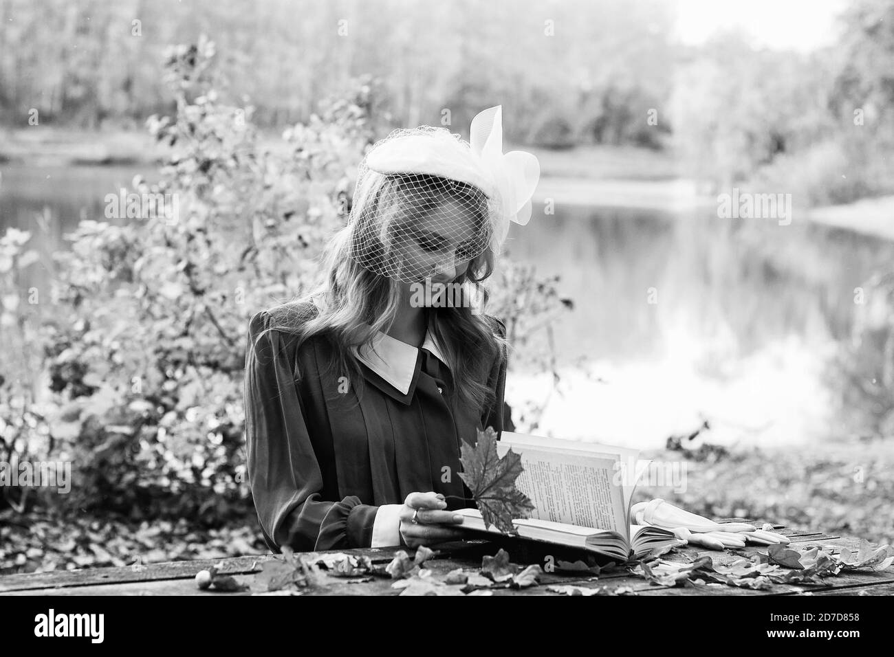 Retro woman reading book hi-res stock photography and images - Alamy