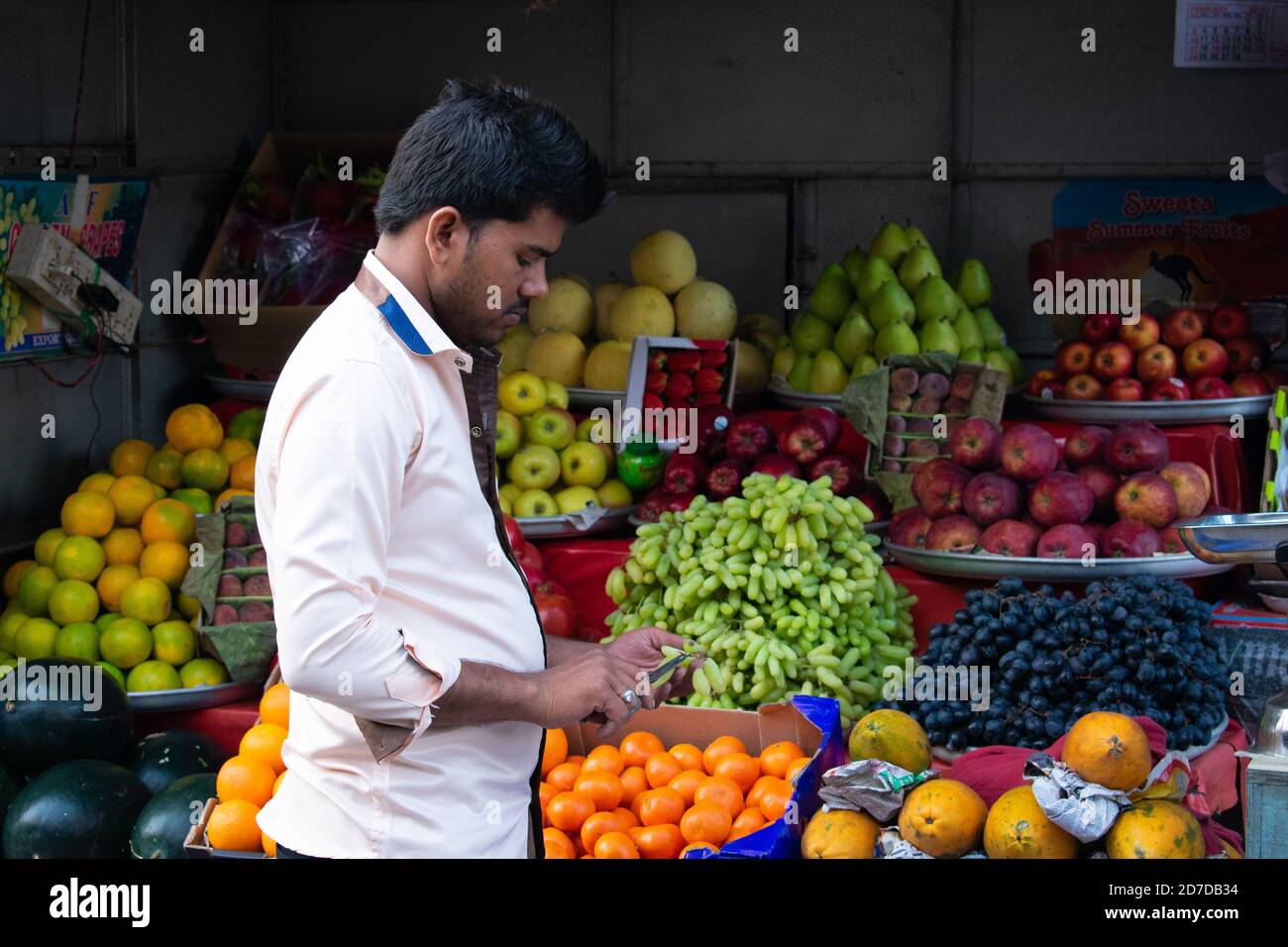 Shopkeeper mumbai hi-res stock photography and images - Alamy