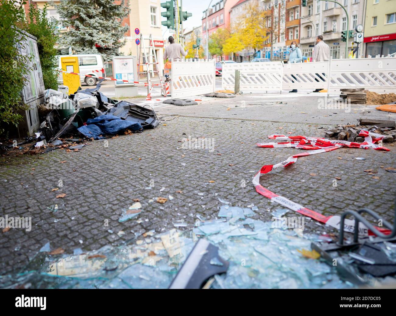 Traffic light damaged hi-res stock photography and images - Alamy