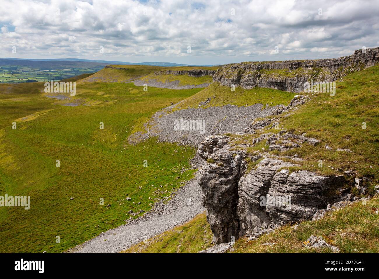 A limestone escarpment on Moughton Scar above Austwick in the Yorkshire ...