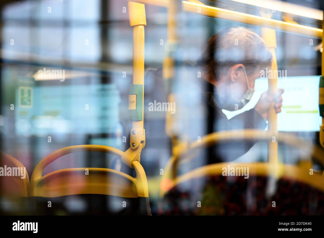 100 bus berlin hi-res stock photography and images - Alamy