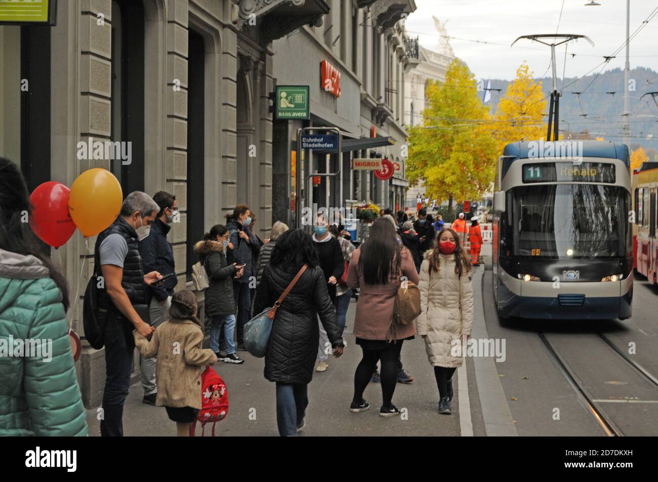 Switzerland: Face masks are mandatory now on public transport in ...