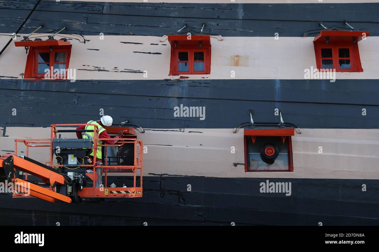 HMS Victory undergoes her biennial painting at the National Museum of ...