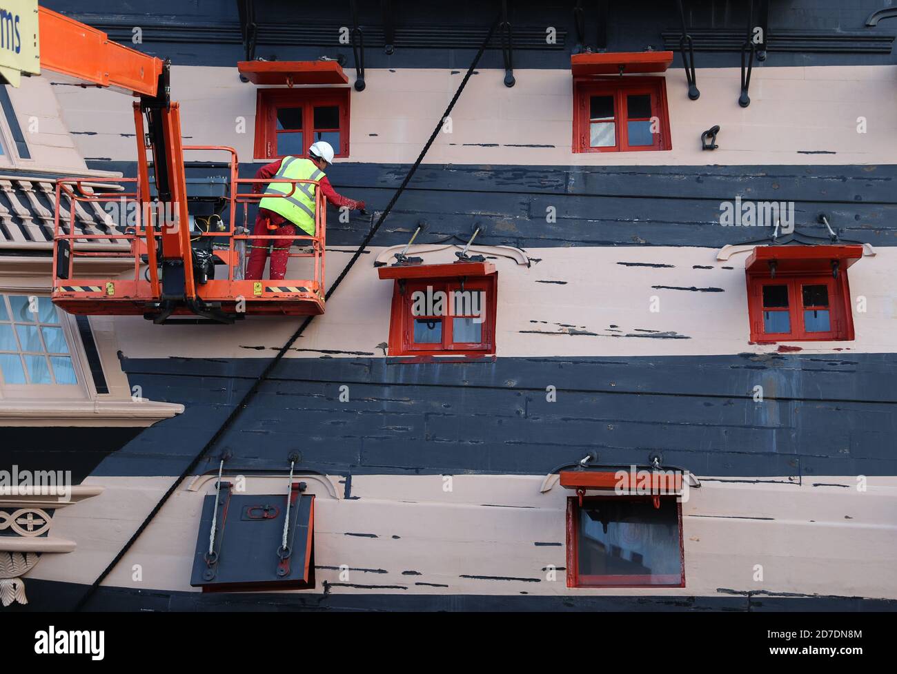 HMS Victory undergoes her biennial painting at the National Museum of ...
