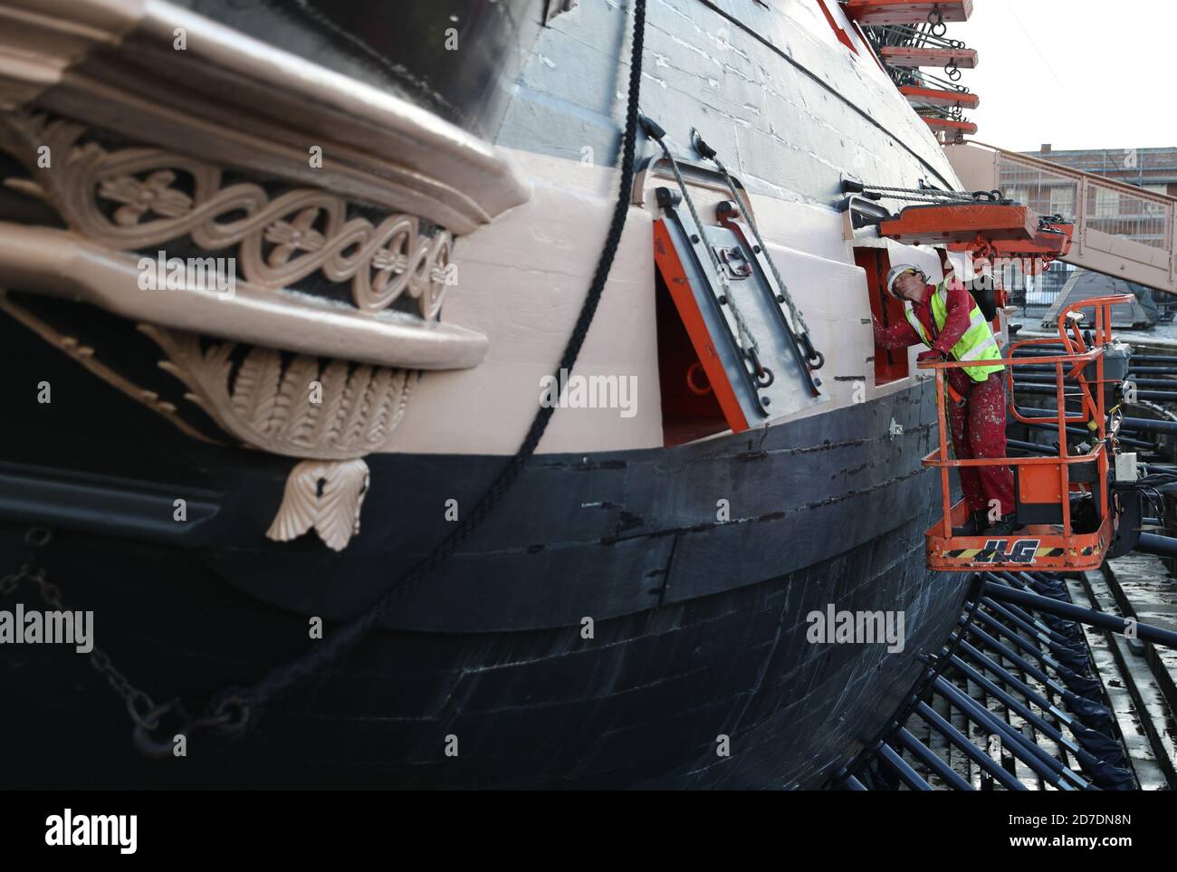 HMS Victory undergoes her biennial painting at the National Museum of ...