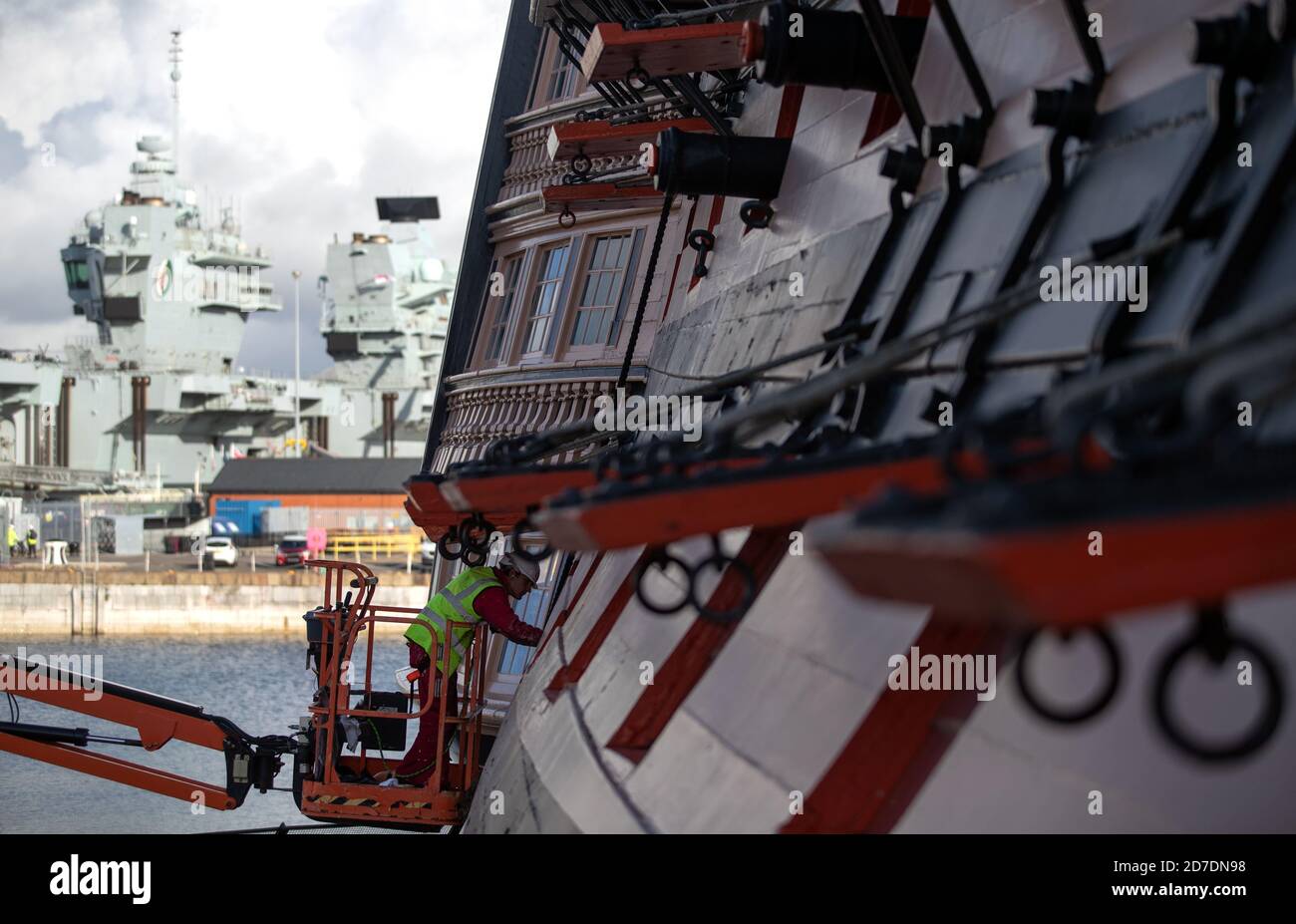 HMS Victory undergoes her biennial painting at the National Museum of ...