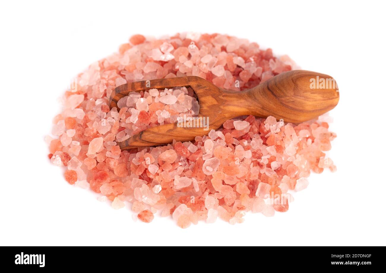 Himalayan pink salt in wooden scoop, isolated on white background ...