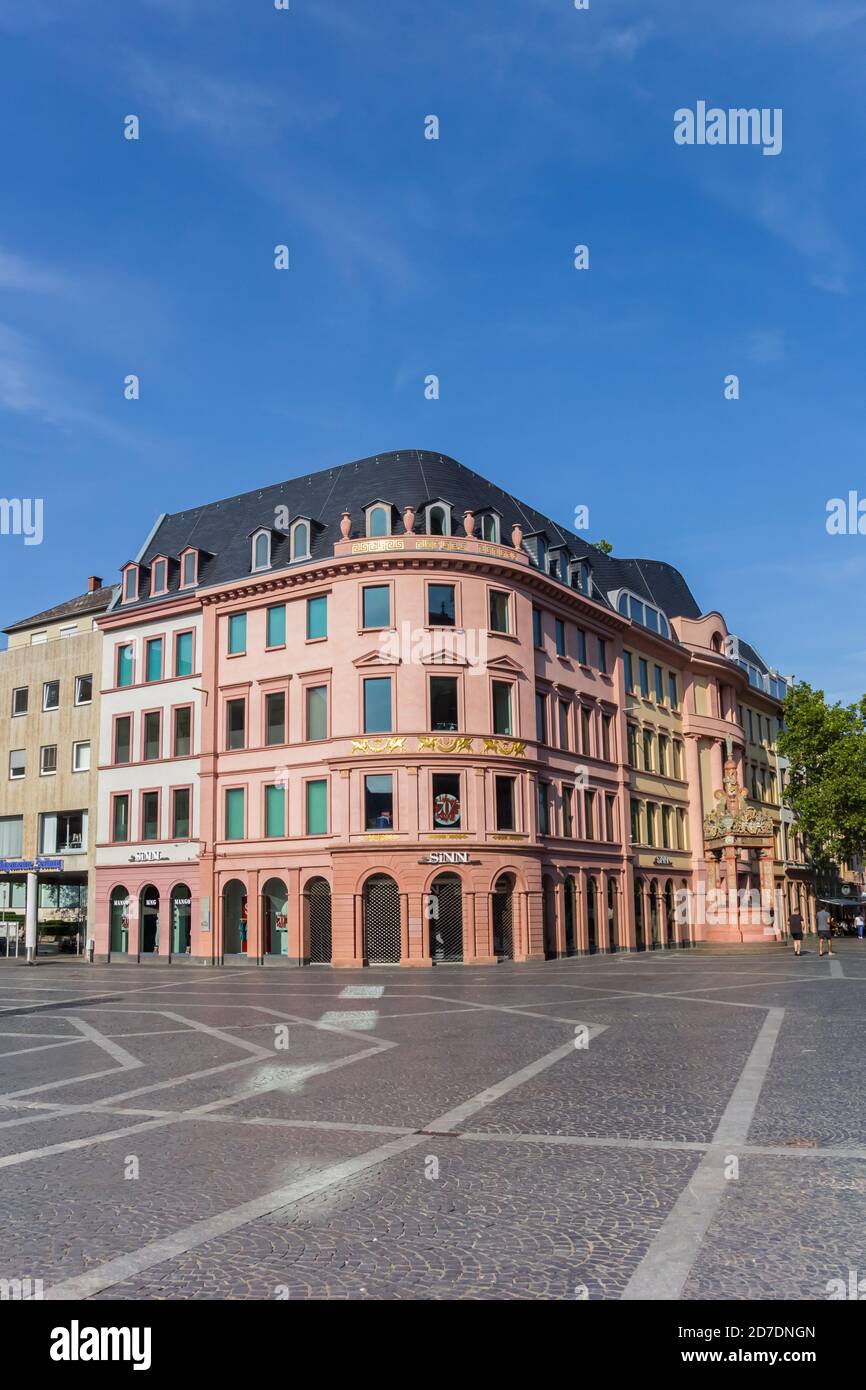 Shops in colorful old buildings on the market square of Mainz, Germany ...