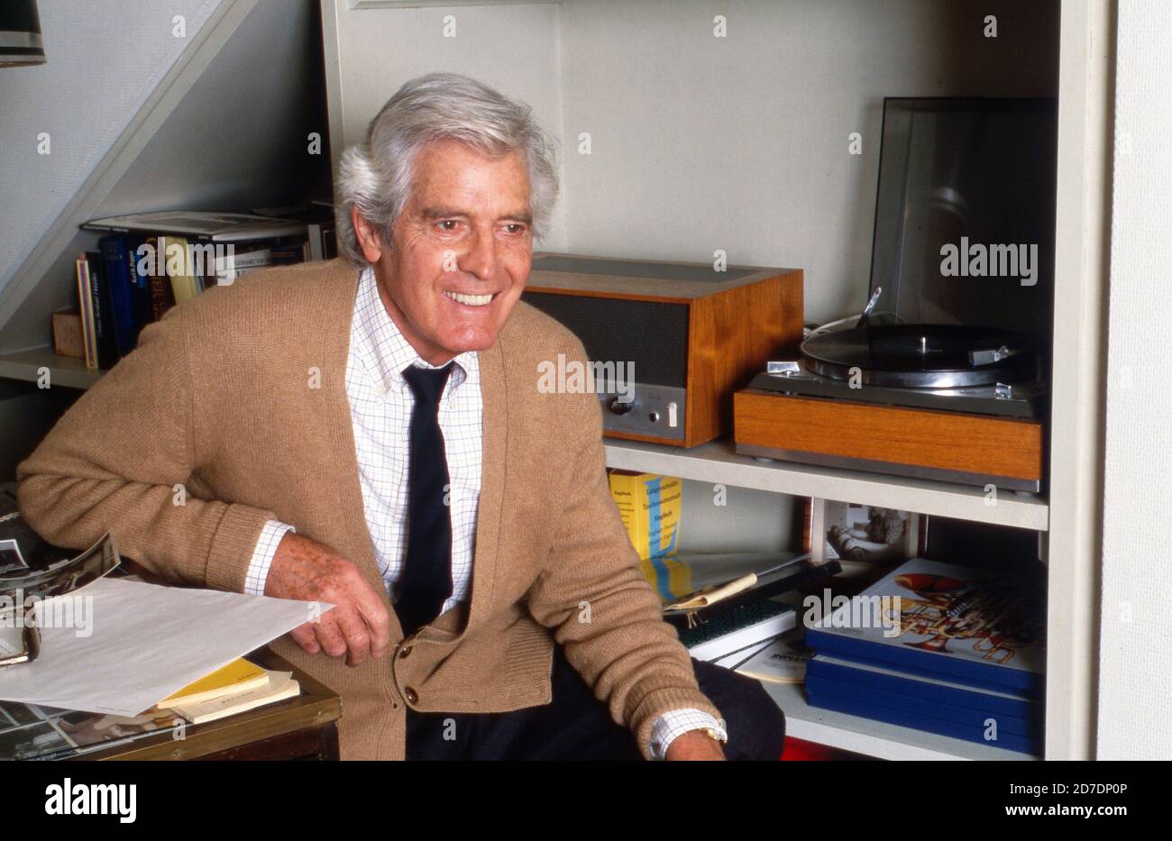 Paul Hubschmid, deutscher Schauspieler, in seinem Haus, Deutschland ...