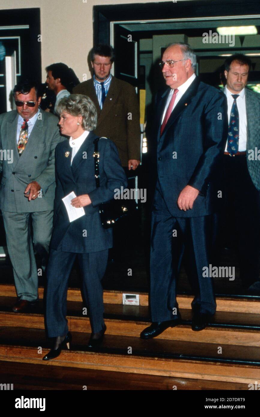 Helmut Kohl mit Ehefrau Hannelore beim Urnengang im ihrem Wahllokal bei ...