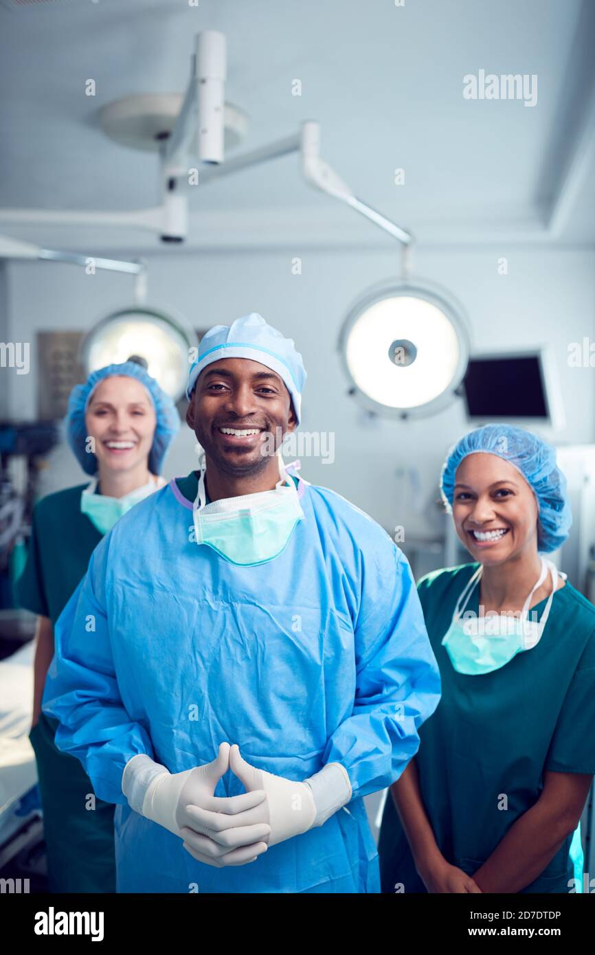 Anaesthetist operating theatre hi-res stock photography and images - Alamy