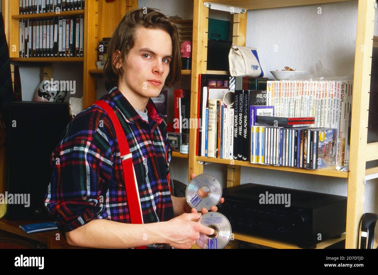 Wanja Mues, deutscher Schauspieler, in seinem Zimmer in Hamburg ...