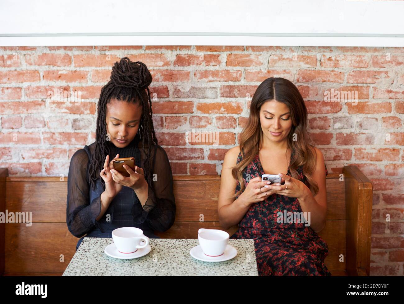 Cell phones customers hi-res stock photography and images - Alamy