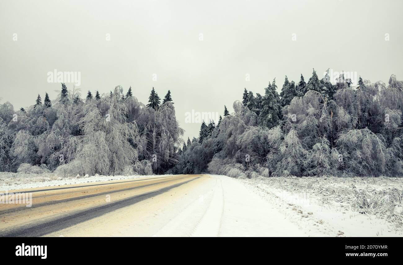Road after heavy snowfall hi-res stock photography and images - Alamy