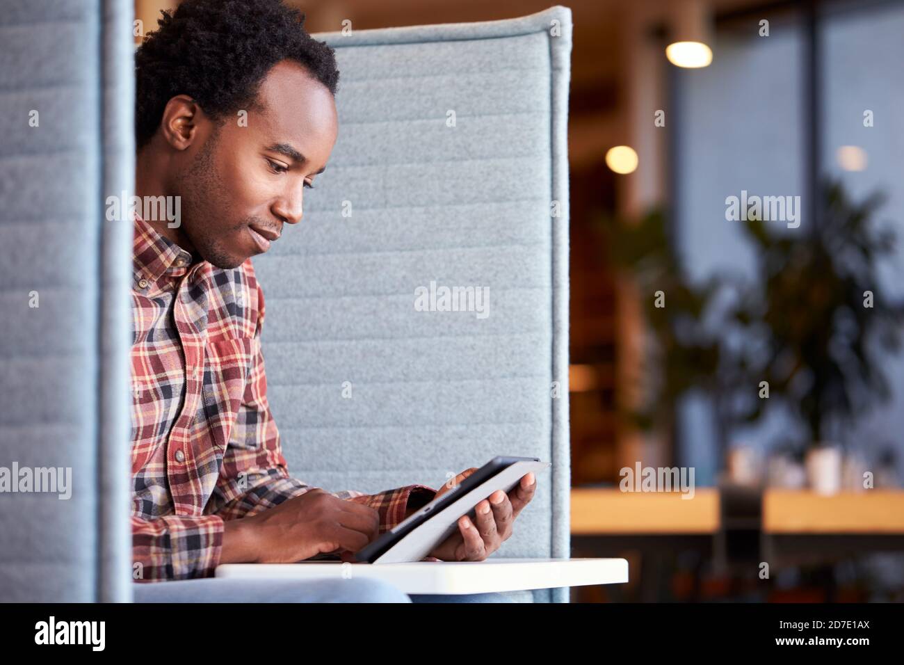 Office worker in cubicle hi-res stock photography and images - Alamy