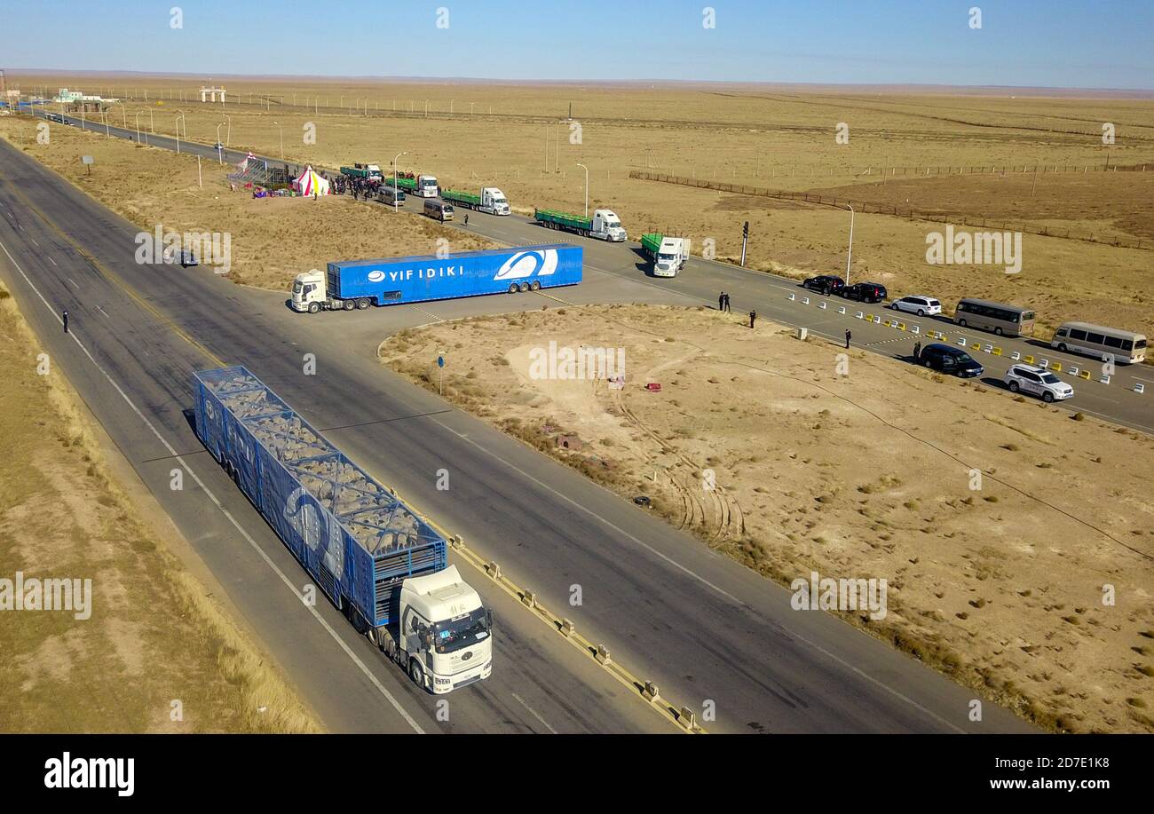 (201022) -- ERENHOT, Oct. 22, 2020 (Xinhua) -- Aerial photo taken on ...