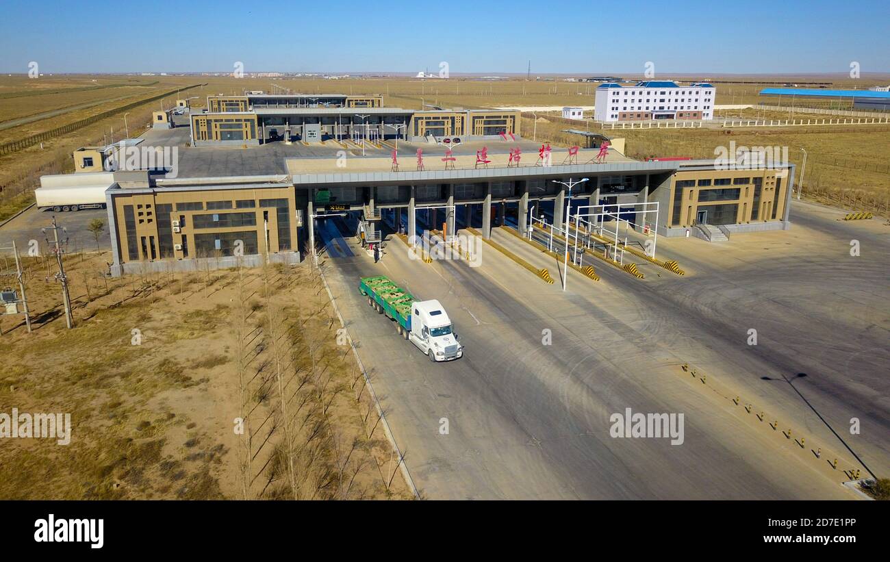 (201022) -- ERENHOT, Oct. 22, 2020 (Xinhua) -- Aerial photo taken on ...