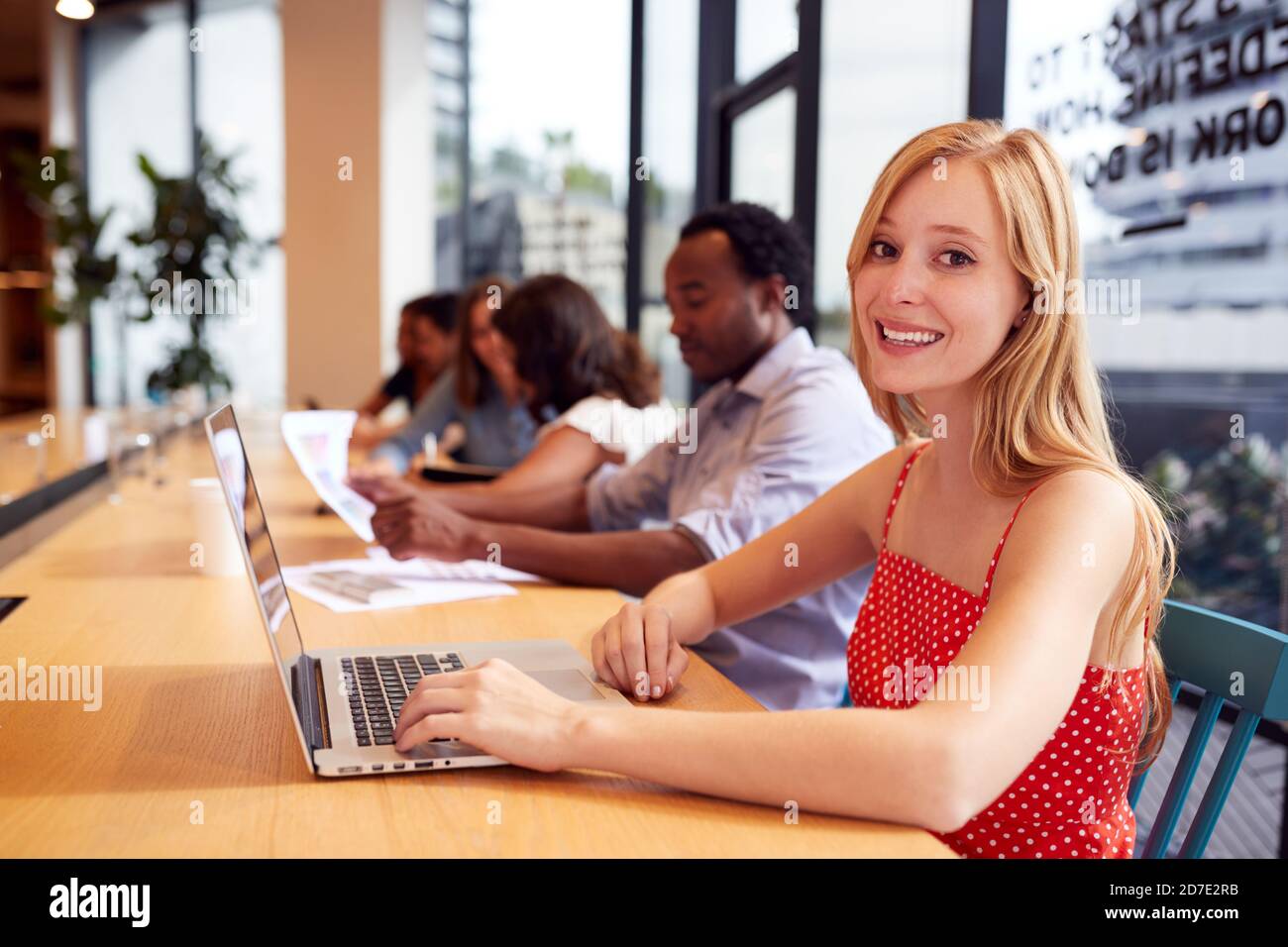 Modern open plan shared space work hi-res stock photography and images ...