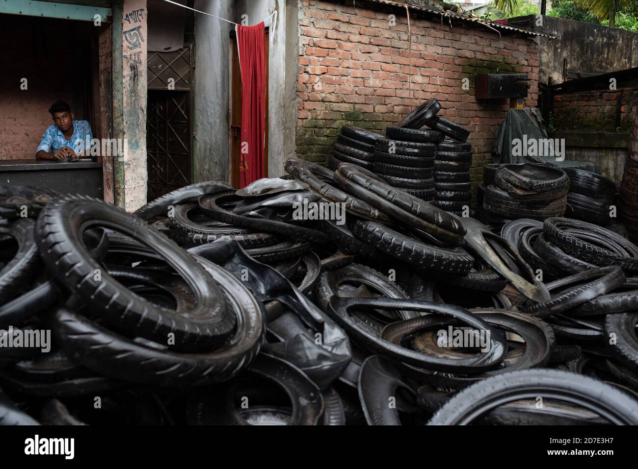 Dhaka, Bangladesh. 21st Oct, 2020. Workers are loading truck with old ...