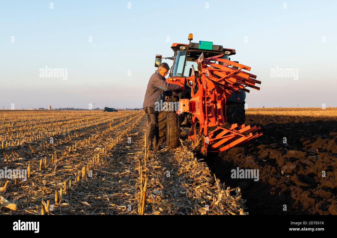 Man fixing tractor hi-res stock photography and images - Alamy