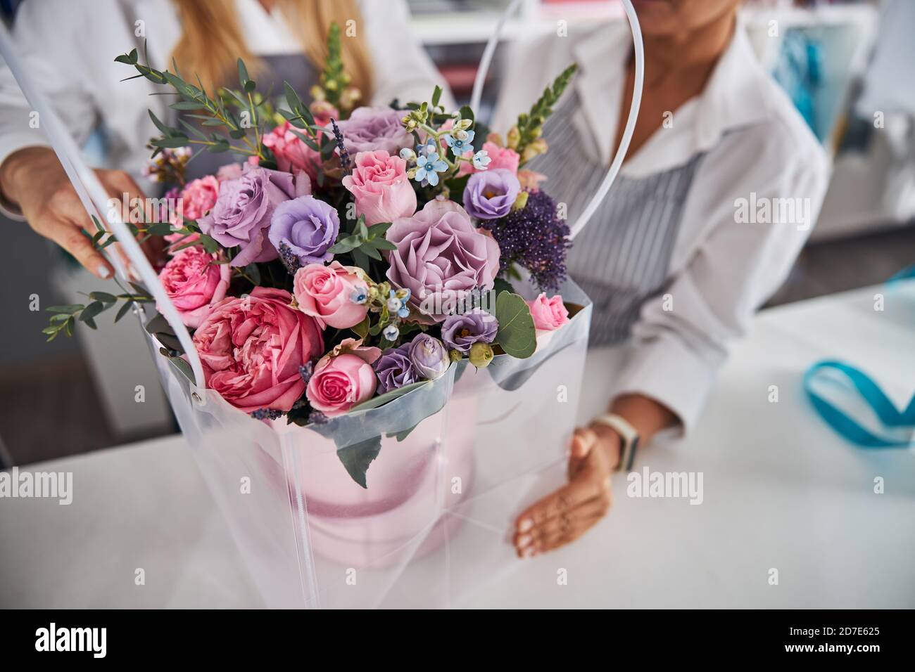 Flower shop staff preparing a bouquet for a delivery Stock Photo - Alamy