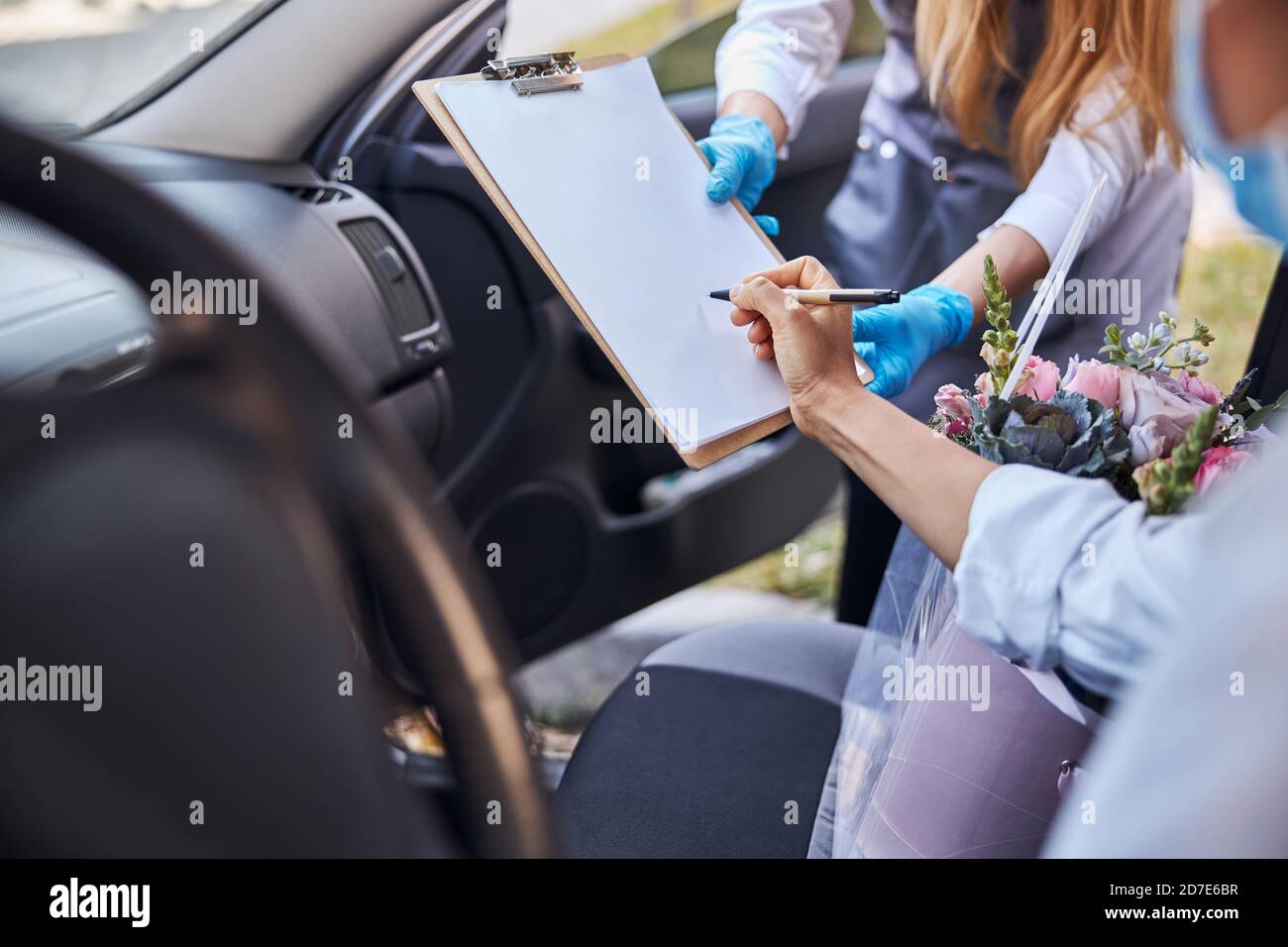 Delivering bouquets hi-res stock photography and images - Alamy