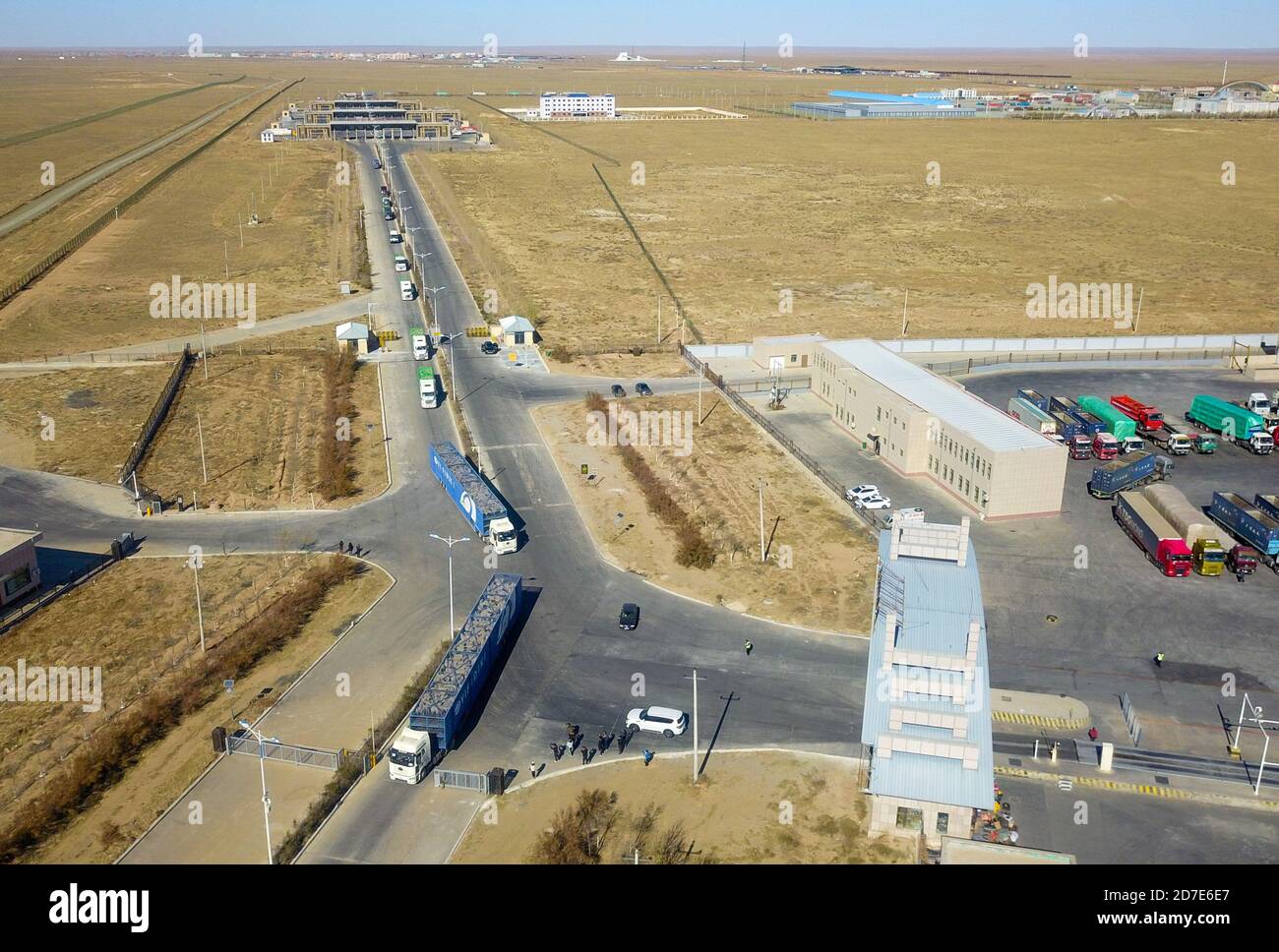 (201022) -- ERENHOT, Oct. 22, 2020 (Xinhua) -- Aerial photo taken on ...