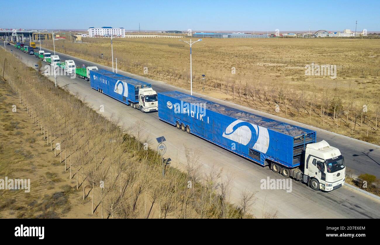 (201022) -- ERENHOT, Oct. 22, 2020 (Xinhua) -- Aerial photo taken on ...