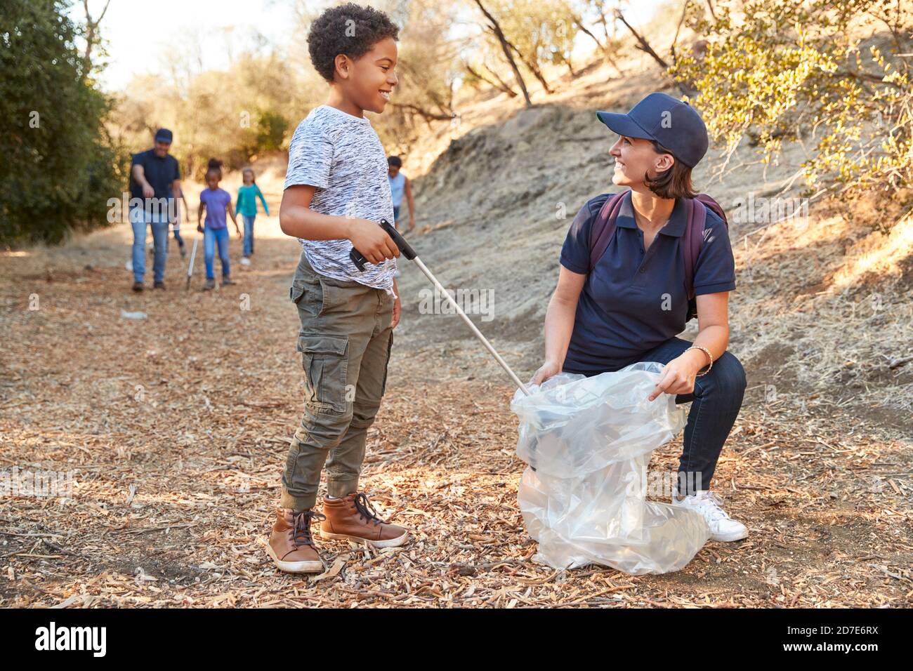Children picking up trash hi-res stock photography and images - Alamy